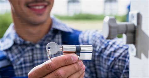 자물쇠 제조공 자물쇠 문 수리 작업자 변경 및 실린더 사진 Unsplash의 성인 이미지