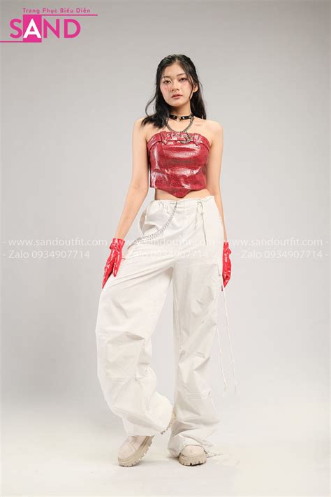 Outfit Phối Sẵn Quần Nắp Ngang Đỏ Phối Áo Quây Da Bóng Đen Sand