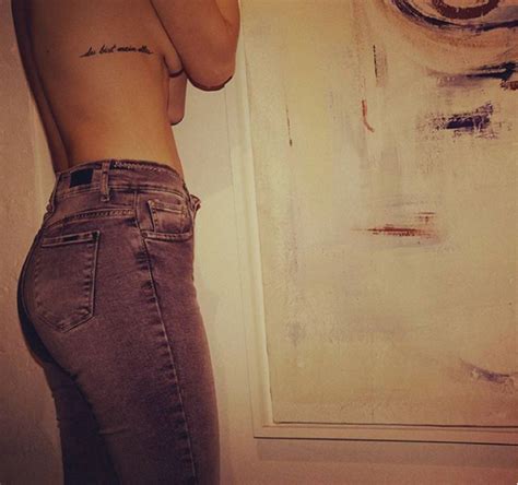 La famosa que compartió su sensual tatuaje con una foto sexy y en topless Infobae