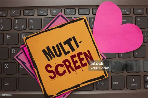 단어 쓰기 텍스트 멀티 화면입니다 비즈니스 개념 데 대 한 또는 관련 된 여러 영화 논문 로맨틱 사랑 스러운 메시지 심장 키보드 종류 컴퓨터 좋은 감정에 특히 화면 0명에