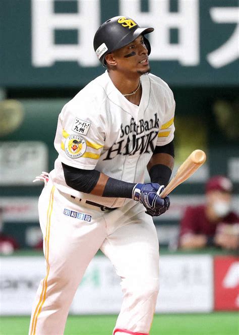 ＜ソ・楽＞5回1死、右越え本塁打を放ったグラシアル（撮影・中村 達也） ― スポニチ Sponichi Annex 野球