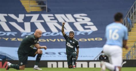 인종차별 반대 무릎꿇기하는 맨시티·뉴캐슬 선수들