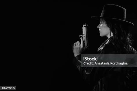 코트와 모자를 쓰고 손에 총을 든 여성 형사의 실루엣 1950 년대 탐정 스타일의 책 드라마 누아르 초상화 범죄에 대한 스톡 사진 및 기타 이미지 Istock