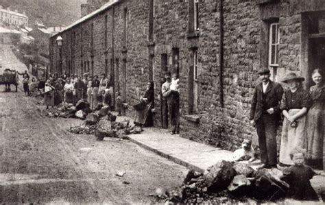 Working And Living Conditions Industrial Revolution Era