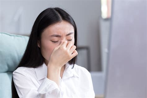 사무실에서 피곤한 비즈니스 여성 머리에 손을 얹고 심한 두통과 피로를 겪고있는 아시아 여성 근로자의 클로즈업 사진 20 24세에