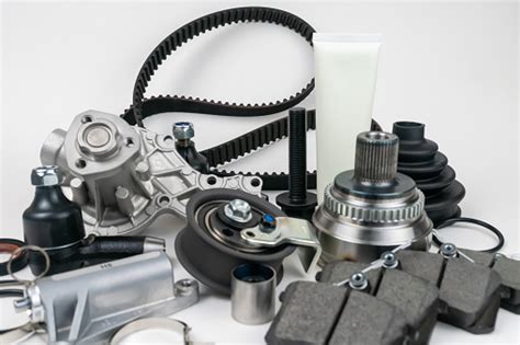 많은 자동차 부품이 흰색 배경에 놓여 있습니다 엔진 및 서스펜션 부품 스위블 너클 조인트 및 엔진 부품이 펼쳐집니다 새로운 예비