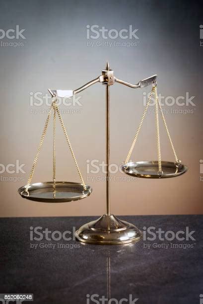 법과 정의 개념입니다 정의의 망치 재판관 책의 확장 됩니다 회색 돌 배경 인쇄 술에 대 한 장소 바닥에 반사 법정 테마입니다