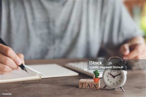 세금을 줄이기 위해 매출액에서 연간 세금 계산 팔찌에 앉아 소유자 텍스트 또는 디자인에 대 한 복사 공간 배경 비즈니스 개념 및 재무 개념으로 사용 합니다 개념에 대한 스톡