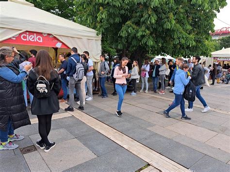 Бай Тошо новият лидер който ще оправи България Площад Славейков