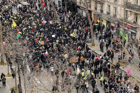 Ancora Cortei A Parigi Contro La Riforma Delle Pensioni Primopiano Ansa It
