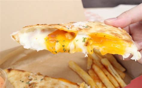 【実食】ピザハット「月見hut Melts（ハットメルツ）」外サクッ・中とろ〜り新感覚！あふれる黄身がたまらない 2種のディップソースで味変