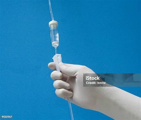 간호사는 중단 주입 세트 간호사에 대한 스톡 사진 및 기타 이미지 간호사 건강관리와 의술 긴급 개념 Istock