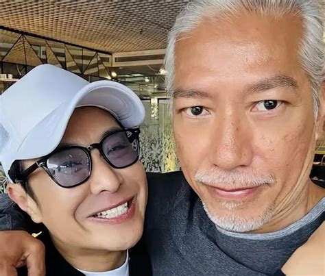 61岁香港男星张耀扬越老越帅，头发全白仍有型，默默做善事不留名