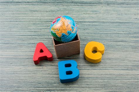 글로브와 나무로 만든 화려한 Abc 편지 개념에 대한 스톡 사진 및 기타 이미지 개념 개발 교습 Istock