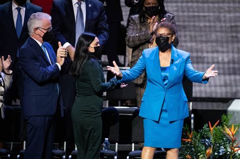La Mayor Karen Bass Suits Up In Sergio Hudson For Inauguration