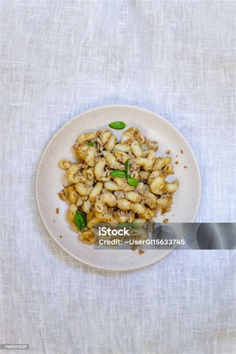 전통적인 소련 러시아 파스타 요리 Vermicelli 해군 파스타 가벼운 직물 배경에 흰색 접시에 고기와 함께 위에서 미니멀리즘보기 0명에 대한 스톡 사진 및 기타 이미지