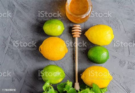 감귤류 레몬과 라임 생강 뿌리 민트 잎 어두운 배경에 항아리에 신선한 꿀 0명에 대한 스톡 사진 및 기타 이미지 0명 가을 감귤류 과일 Istock