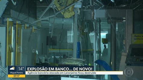 Vídeo Bandidos Explodem Caixas Eletrônicos E Deixam Agência Bancária