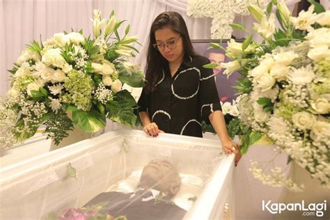 PHOTO Chris Pattikawa S Funeral House Rina Hasyim And Cantika GAC