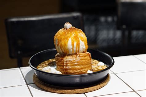 Cronut 반죽 또는 크로 도넛 마 시 멜로 바 삭 바 삭 마 카 다 미아 및 짠 카라멜 바닐라 아이스크림의 국자를 가진 정상에와 함께 혼합 0명에 대한 스톡 사진 및