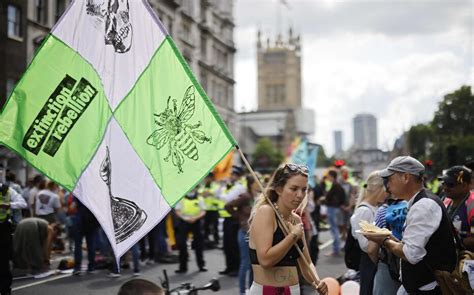 A Londres Des Milliers De Manifestants DExtinction Rebellion Lancent