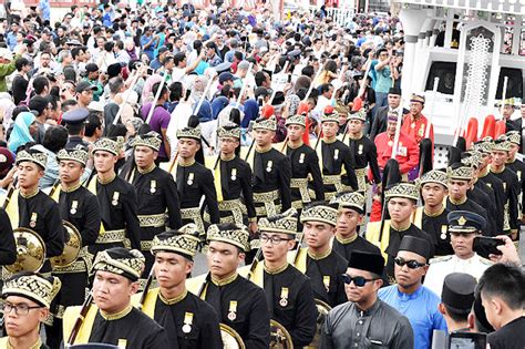 Hm Sultan Brunei Golden Jubilee Thousands Line Up In Capital To Cheer
