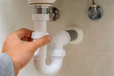Coloca un desagüe en el lavabo Leroy Merlin