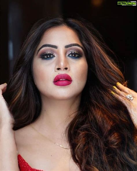 arshi khan instagram badi manzilon ke musafir chota dil nahi rakhte ️