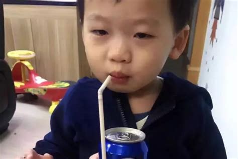 哄孩子吃药太难这张照片火了哈哈哈哈太机智