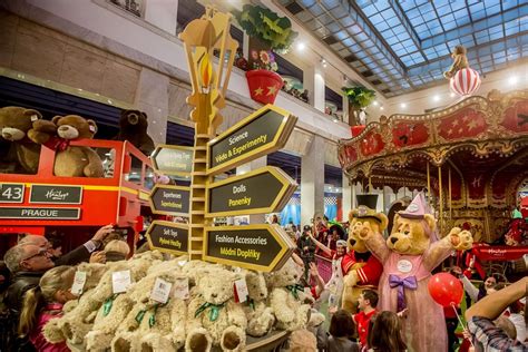 FOTOGALERIE Hamleys otevřel v Praze největší hračkářství ve střední ...
