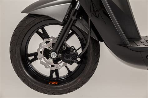 Motorrad Vergleich Peugeot Kisbee 50 RS 2T 2015 Vs Peugeot Streetzone