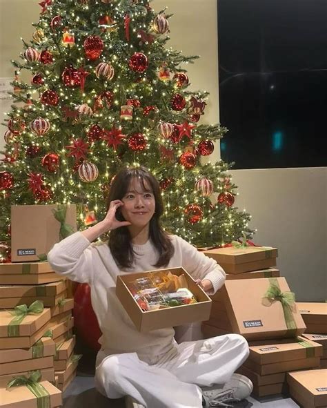 한지민 트리와 선물 더미 속 러블리 미소 따뜻한 니트룩으로 완성한 크리스마스 감성 스타와 라이프