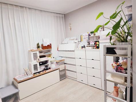 작고 소중한 내 공간 🩵 나는 작업실이 따로 없어 집에서 제일 작은방 소중하게 사용 중이야 접이식 책상 혹은 커다란 상 펴놓고