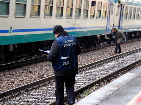 Si Butta Sotto Il Treno In Arrivo Gazzetta Di Modena