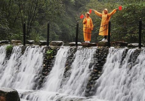 湖北十堰：游客雨中游武当山 人民图片网