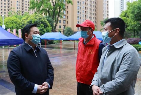 宜昌市夷陵区委常委、组织部部长贺笑容检查督导党员干部下沉社区参与疫情防控情况 湖北日报新闻客户端