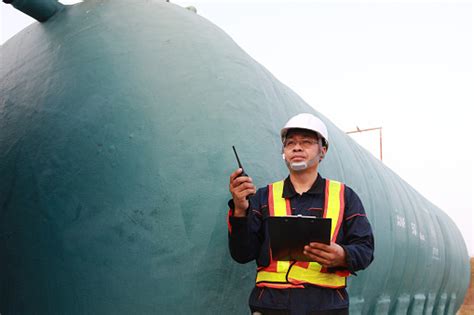 안전 모자를 쓴 수석 엔지니어 공장 현장 라인에서 일하는 안전 광대 한 산책 개발에 대한 스톡 사진 및 기타 이미지 개발 개인 장식품 건강한 생활방식 Istock