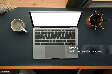 노트북 컴퓨터 커피 한 잔 세련된 작업 공간에 연필꽂이 광고 텍스트의 빈 화면 0명에 대한 스톡 사진 및 기타 이미지 0명
