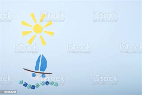 밝은 멀티 컬러 아이 장난감 프레임입니다 펠트 배 컬러 버튼이 있는 파란색 배경에 태양 평면도 플랫 레이 텍스트 공간을