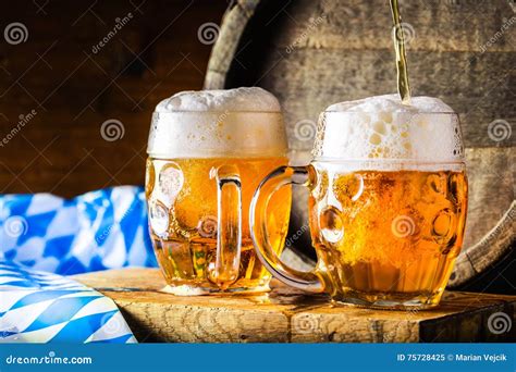 啤酒 Oktoberfesttwo冰镇啤酒 桶装啤酒 草稿强麦酒 金黄的啤酒 金黄强麦酒 两与泡沫的金啤酒在上面 草稿冰镇啤酒 库存图片