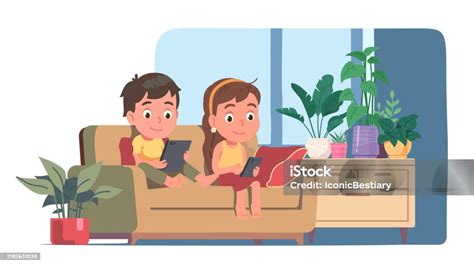 집에서 휴대 전화 태블릿 컴퓨터를 사용하는 아이들 소녀 소년 어린이들이 스마트폰 휴대폰 장치를 들고 소파에 앉아 있습니다 가제트 중독 여가 통신 기술 평면 벡터 일러스트