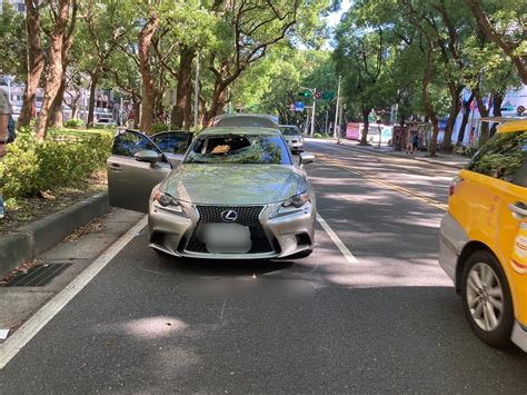 快訊／北市敦化北路路樹樹枝突斷裂掉落 砸穿lexus擋風玻璃副駕孕婦急送醫 民生電子報