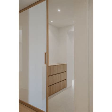 데이원디자인 ⠀ 이름처럼 섬세한 질감의 텍스쳐가 포인트로 돋보이는 패브릭 유리는 내부로 이어지는 시선을 간접적으로 부드럽게 투영시켜 내추럴 오크의 따뜻한 톤과 함께