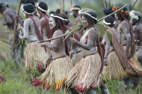 La Fiesta Tribal De La Fertilidad En Papúa Música Batallas Con Lanzas