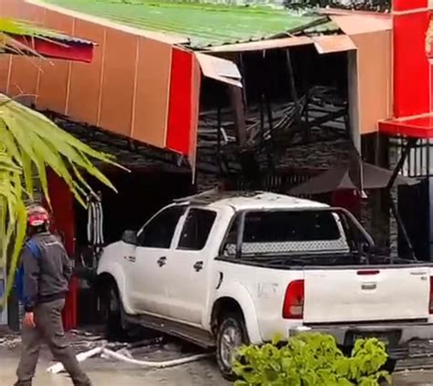 Kejar Lampu Hijau Sopir Hilang Kendali Mobil Tabrak Bangunan Kabar NTT
