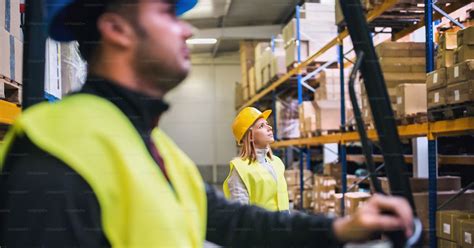 함께 일하는 젊은 노동자들 남자 지게차 운전사와 창고에 있는 여자 사진 Unsplash의 의류 이미지