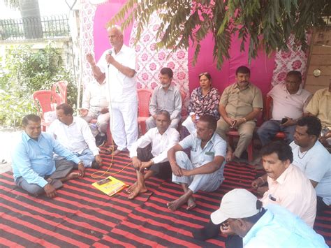 प्रधानाचार्य पर कर्मचारी के उत्पीड़न का आरोप लगाते हुए सफाई कर्मचारियों