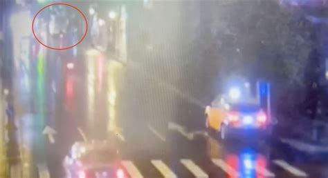 大雨視線差！新店女追撞路邊接駁公車 臉部重創出血命危搶救中 社會 三立新聞網 Setncom