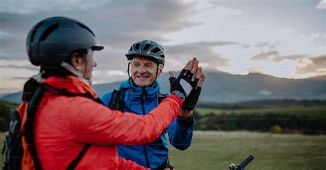 시니어 커플은 가을날 자연 속에서 야외에서 높은 파이브를 즐기는 시니어 커플 사진 Unsplash의 운동 이미지