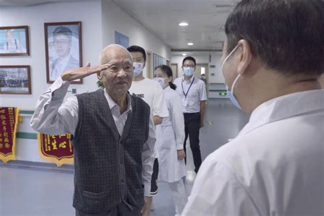 93岁河南老兵来湘手术获成功，出院前敬军礼表示感谢凤凰网视频凤凰网